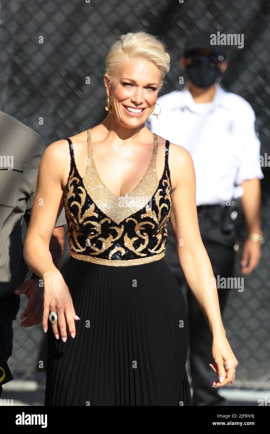 Hannah Waddingham und Bill Maher gesehen bei Jimmy Kimmel Live in ...