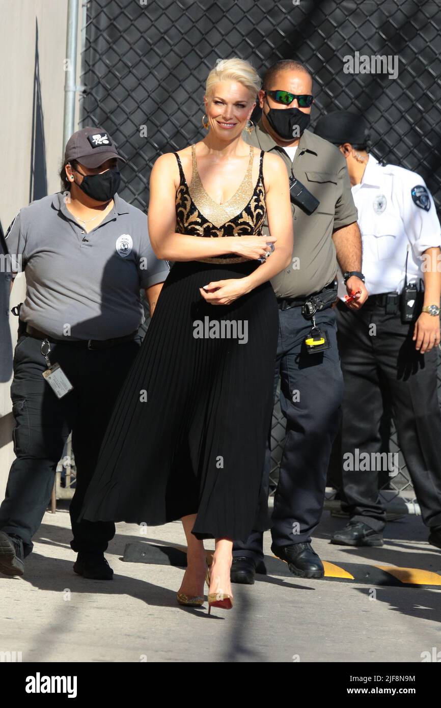 Hannah Waddingham und Bill Maher gesehen bei Jimmy Kimmel Live in ...