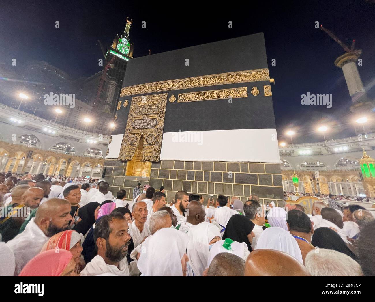 Muslimische Pilger umkreisen die Kaaba und beten an der Großen Moschee ...