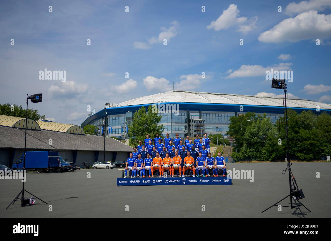 Feature, das Team vor der Veltins Arena. Teamfoto obere Reihe von links ...
