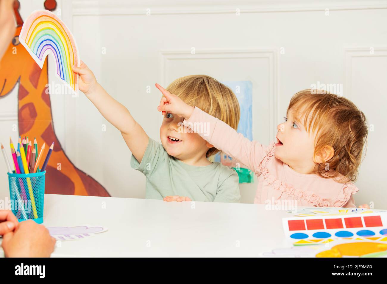 Kleine kinder zeigen mit dem finger -Fotos und -Bildmaterial in hoher ...