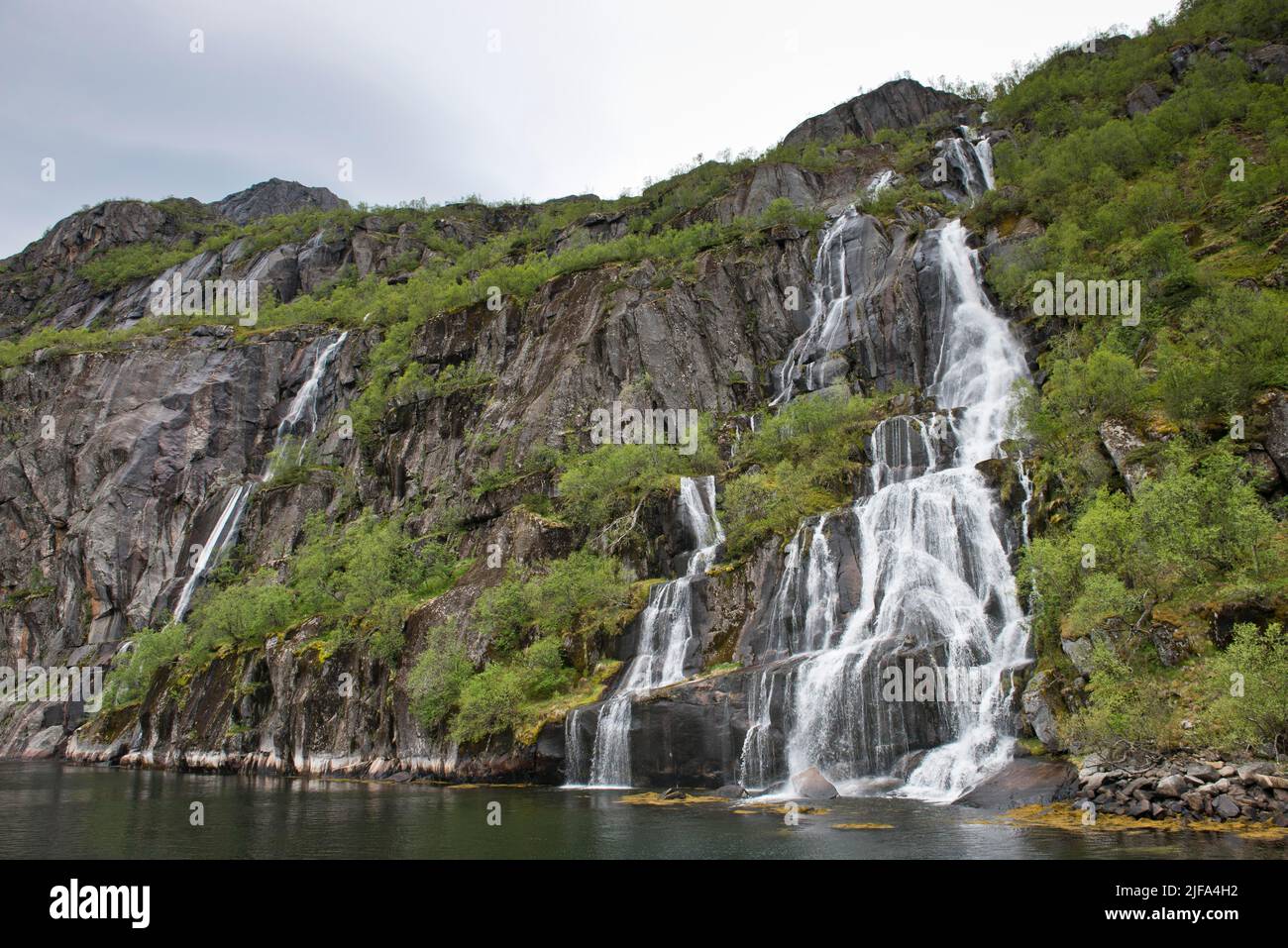 Wasserfall trollfjord -Fotos und -Bildmaterial in hoher Auflösung – Alamy