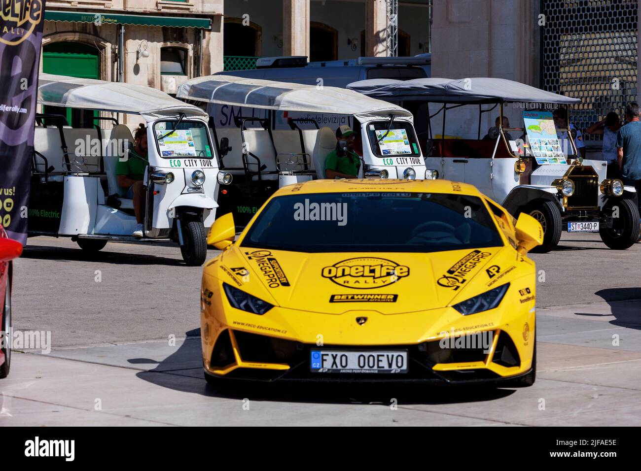 Am 1. Juli 2022 ziehen die Onelife Rally Autos die Aufmerksamkeit der ...