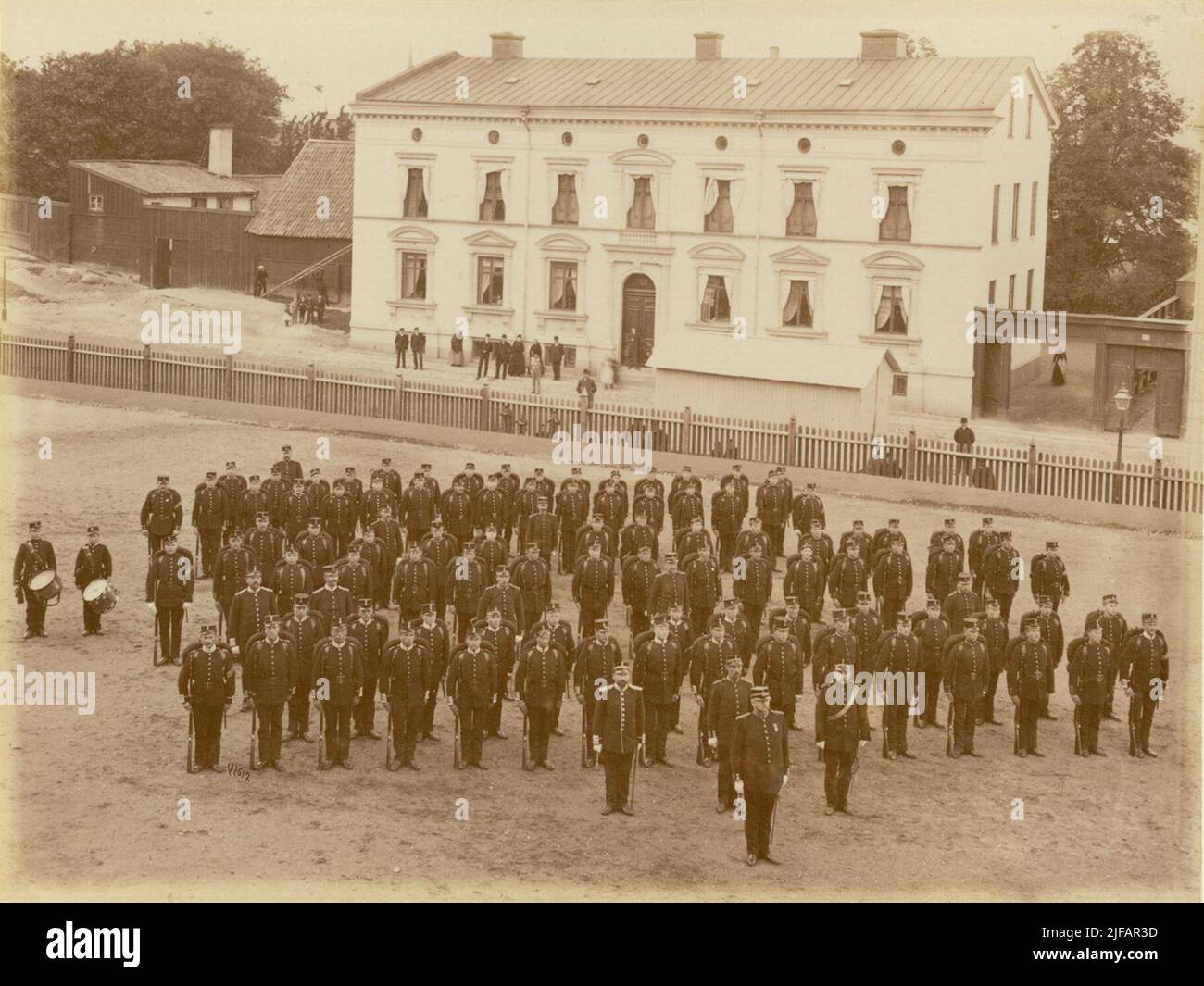 Vor dem Gebäude werden 5 Soldaten des Other Life Grenadier Regiment ...