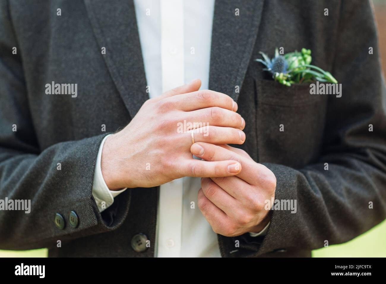 Goldener ring an seiner rechten hand -Fotos und -Bildmaterial in hoher ...