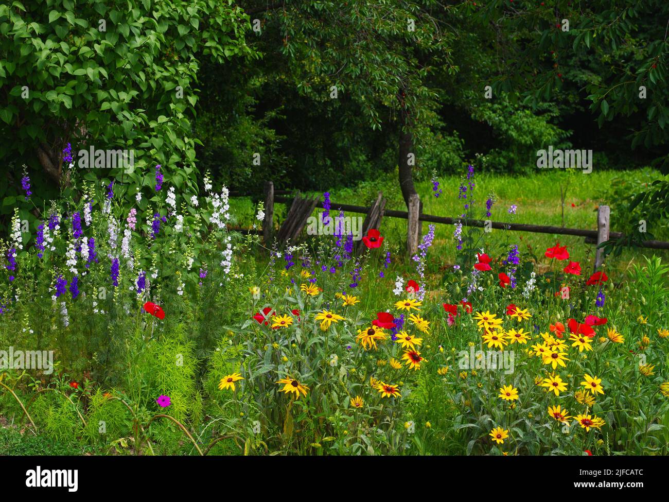 Bauerngarten mit bunten blumen -Fotos und -Bildmaterial in hoher Auflösung – Alamy