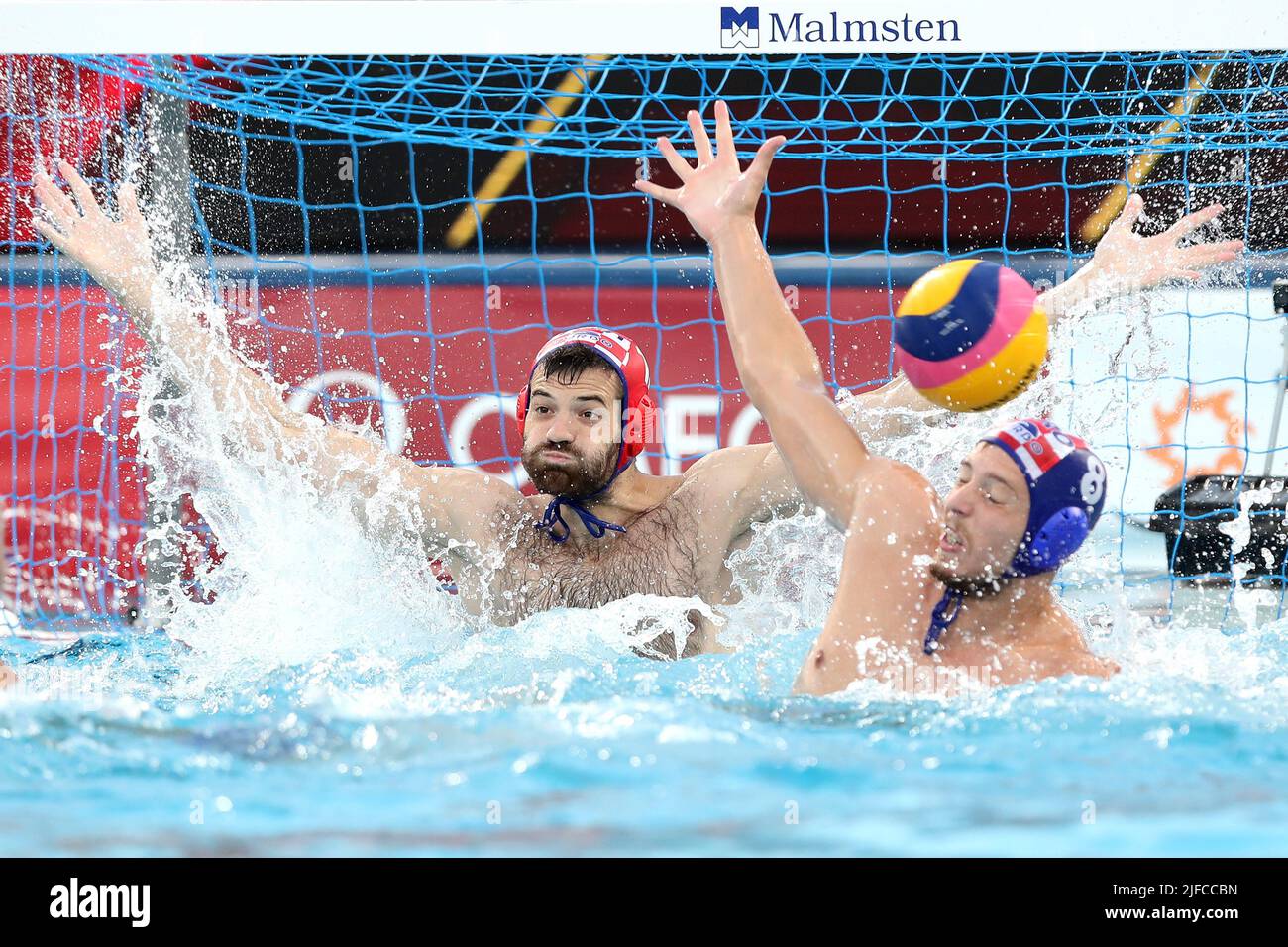 BUDAPEST, UNGARN - 1. JULI: Torhüter von Kroatien Toni Popadic rettet ...