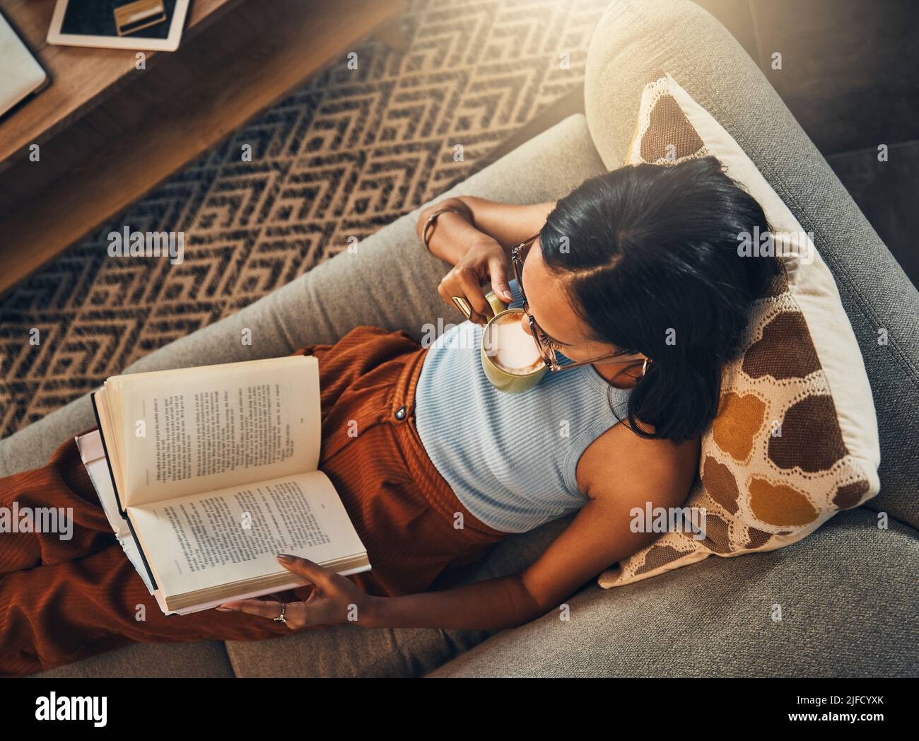 Unbekannte lesende frau -Fotos und -Bildmaterial in hoher Auflösung – Alamy