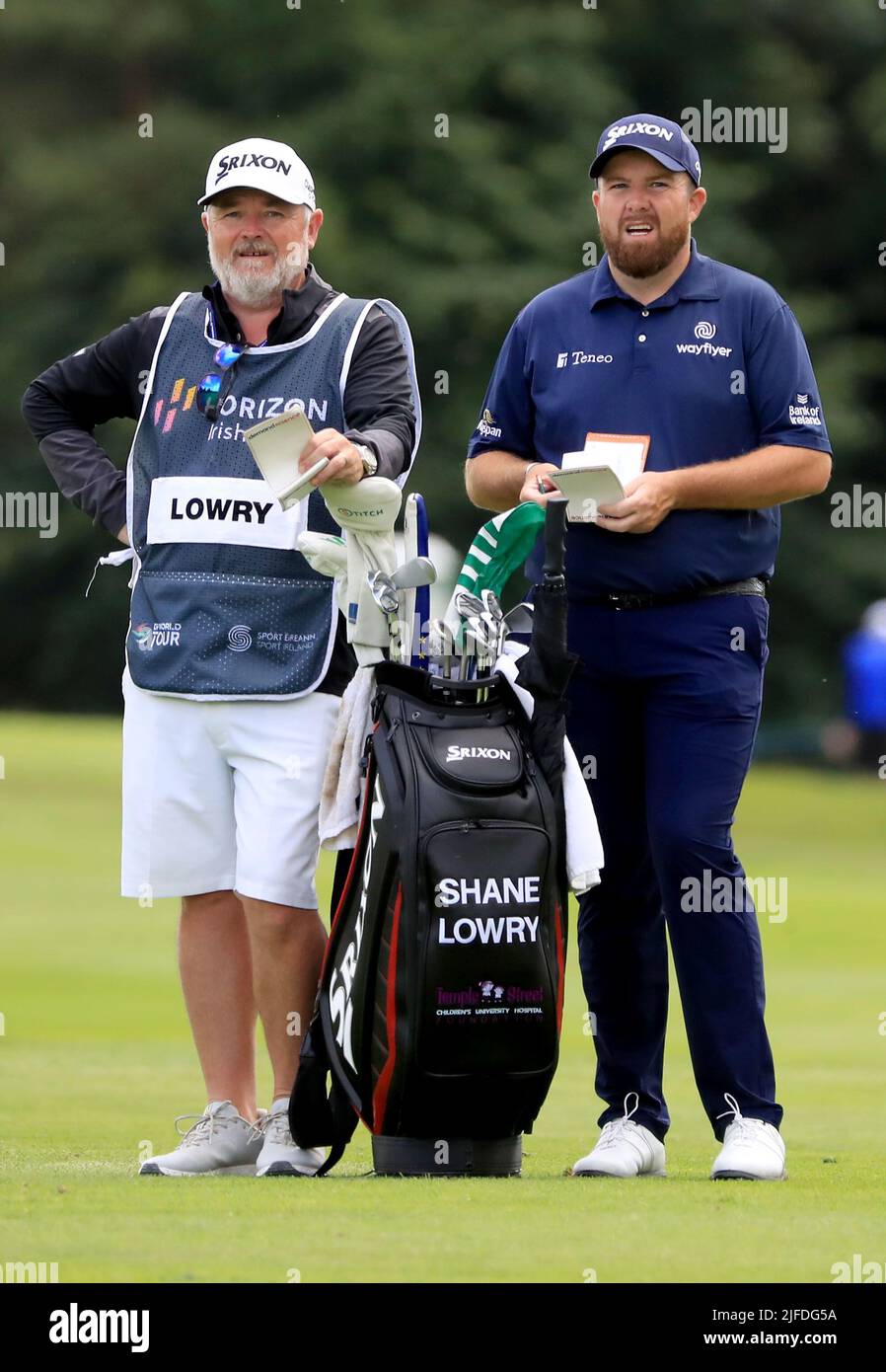 Irlands Shane Lowry und Caddie Brian 'Bo' Martin während des zweiten ...