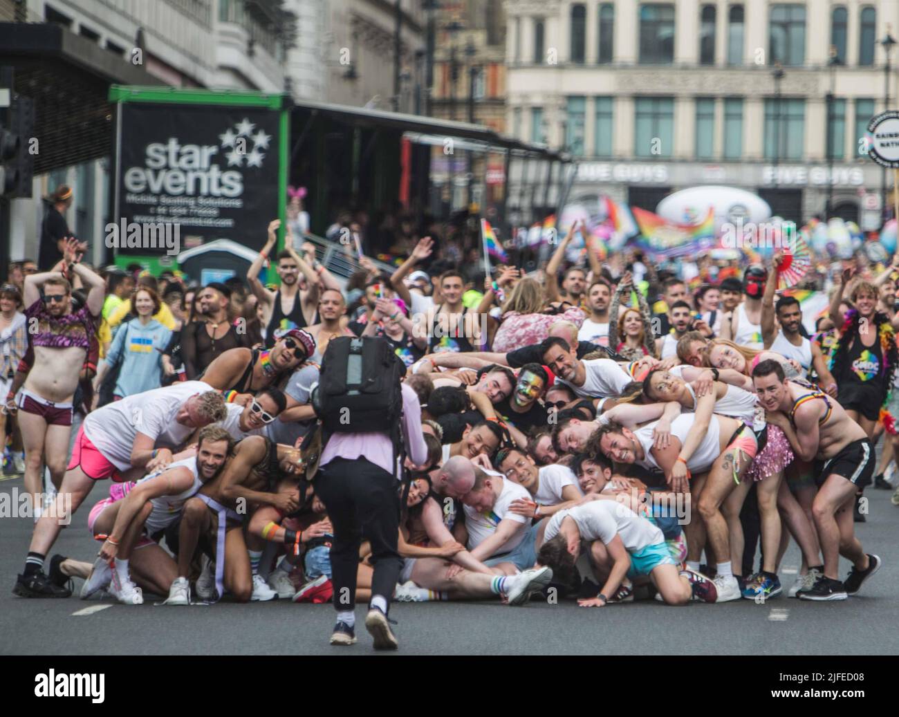London, Großbritannien 02. Juli 2022 die Parade zieht entlang des ...