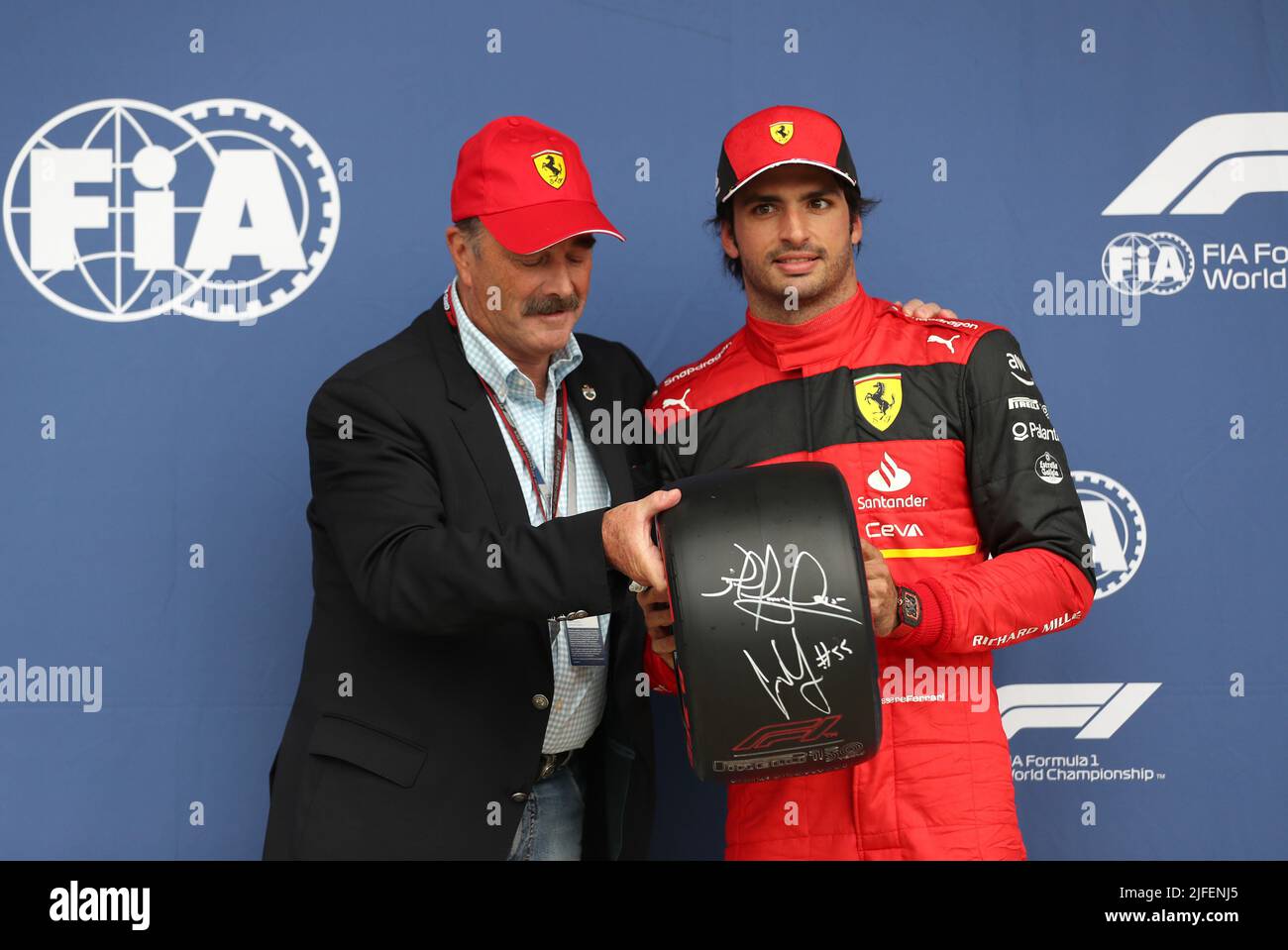 Ferrari's Carlos Sainz (rechts) feiert mit dem ehemaligen Weltmeister ...