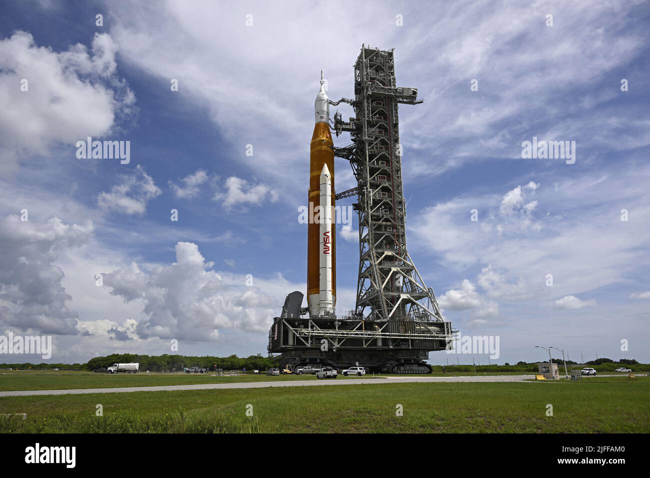 Die SLS-Rakete der NASA rollt am Samstag, den 2. Juli 2022, zum Vehicle ...