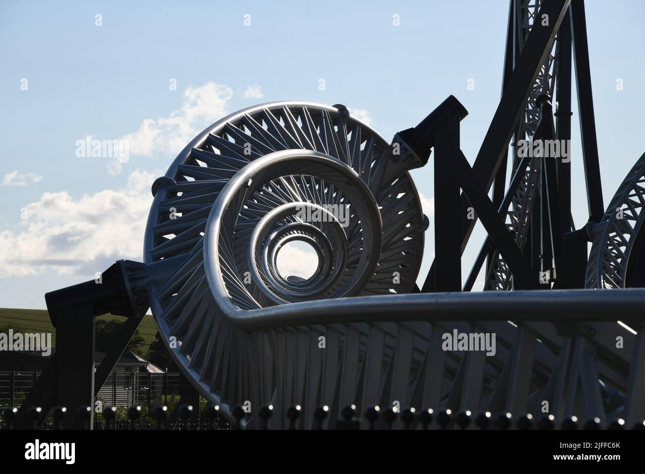 Abenteuerlustige versuchen die neue 10-Looping-Fahrt „Sik“ im ...