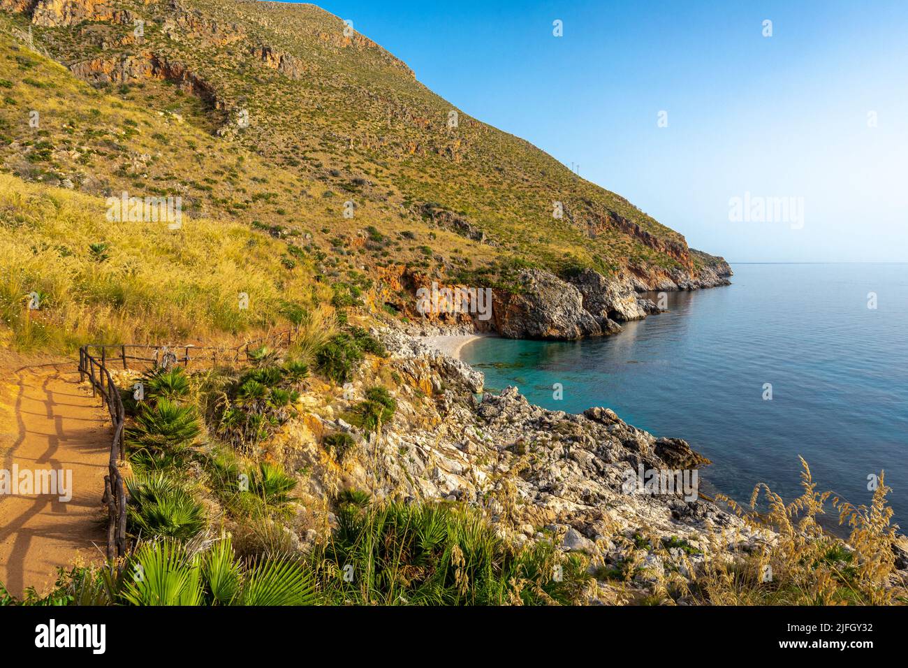 Paradies Sizilien Strand ohne Menschen und türkisfarbenes Meer - Cala ...