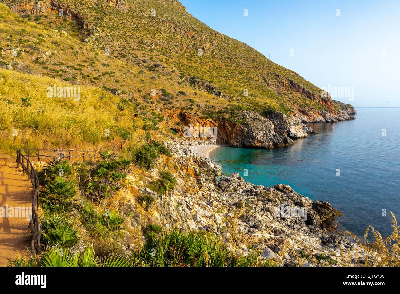 Paradies Sizilien Strand ohne Menschen und türkisfarbenes Meer - Cala ...