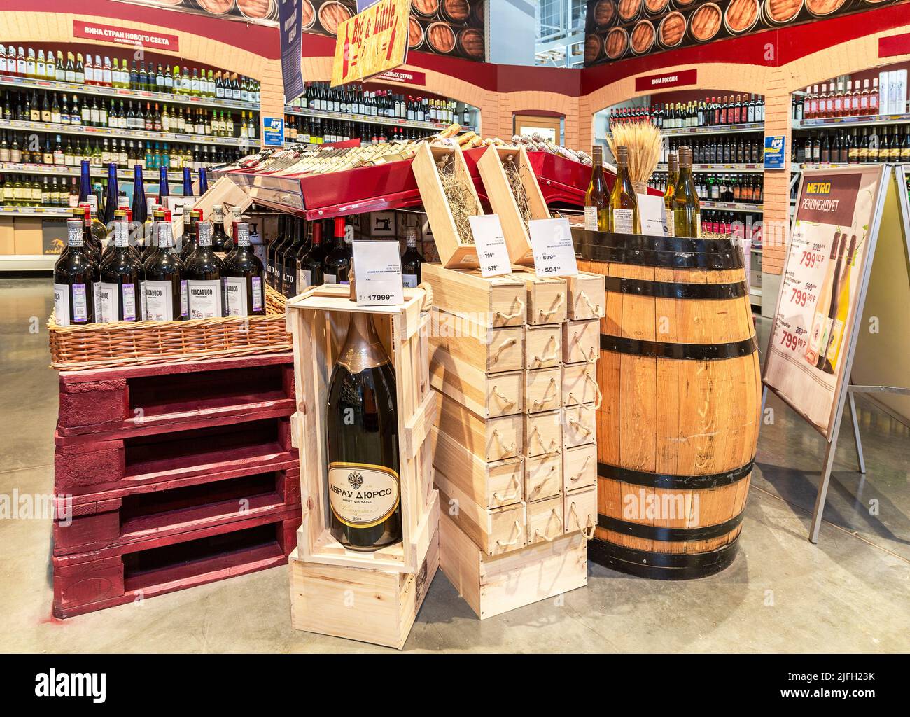 Samara, Russland - 25. Juni 2022: Alkoholische Getränke in der Metro ...