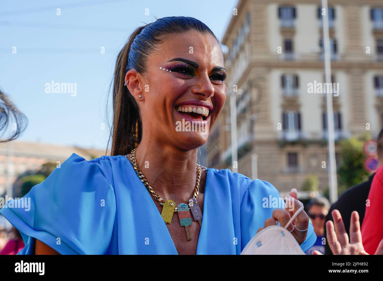 Event LGBTQ + „Naples Pride“. Die Parade begann an der Piazza Municipio ...
