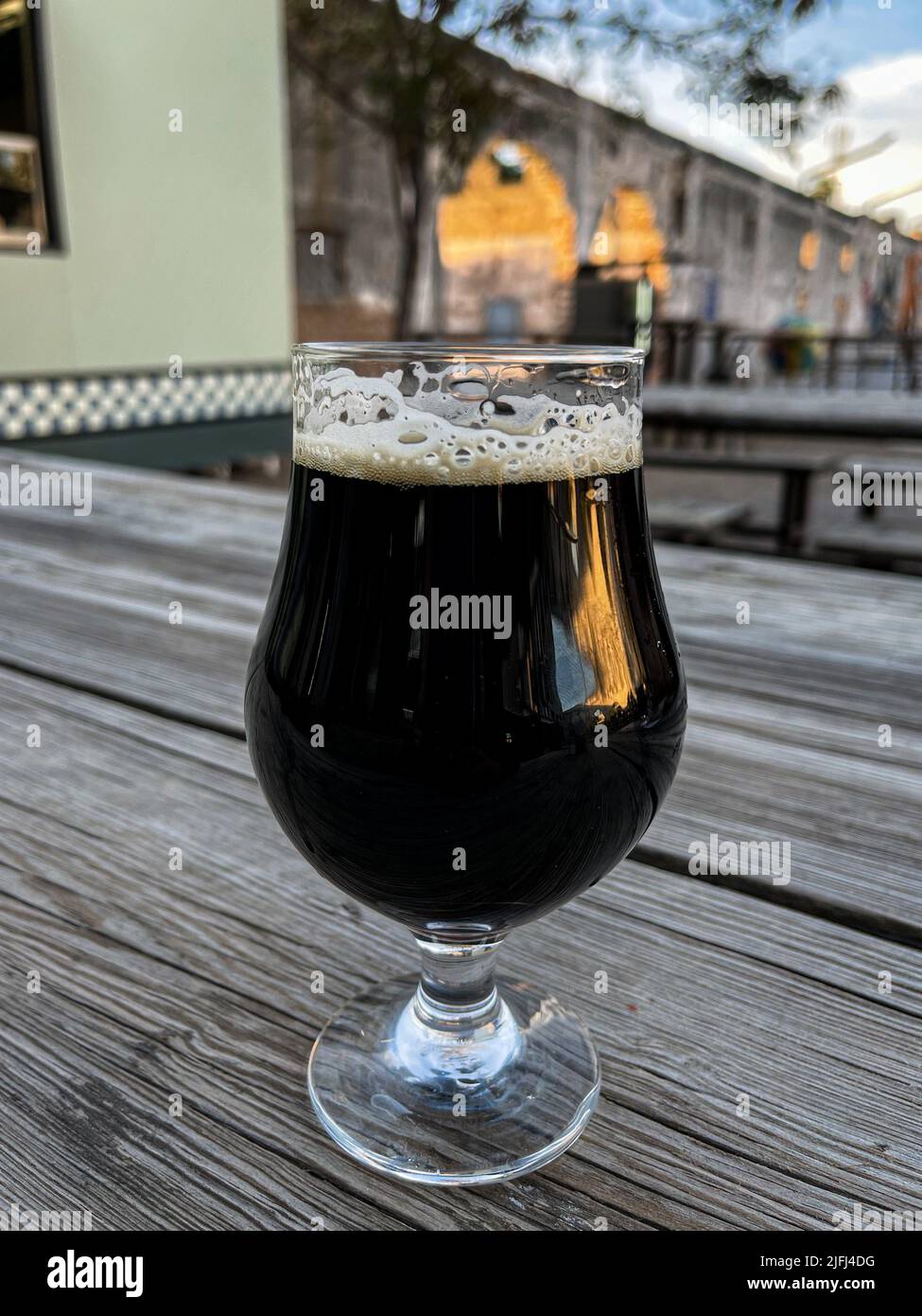 Glasbecher mit Craft-Bier von Cerveceria la Ruina dunkel, braun auf ...