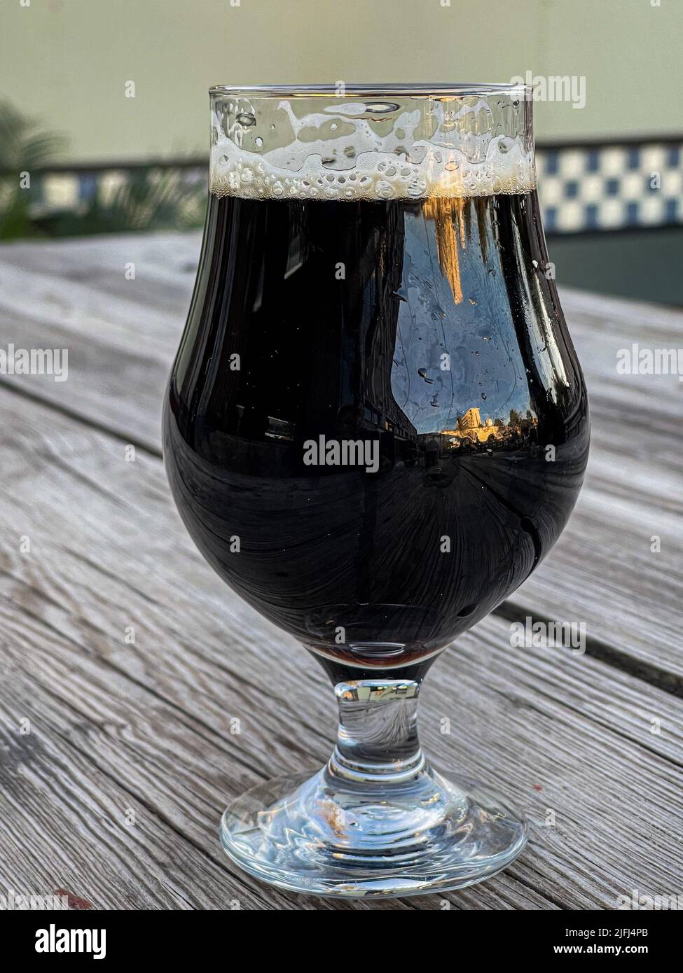 Glasbecher mit Craft-Bier von Cerveceria la Ruina dunkel, braun auf ...