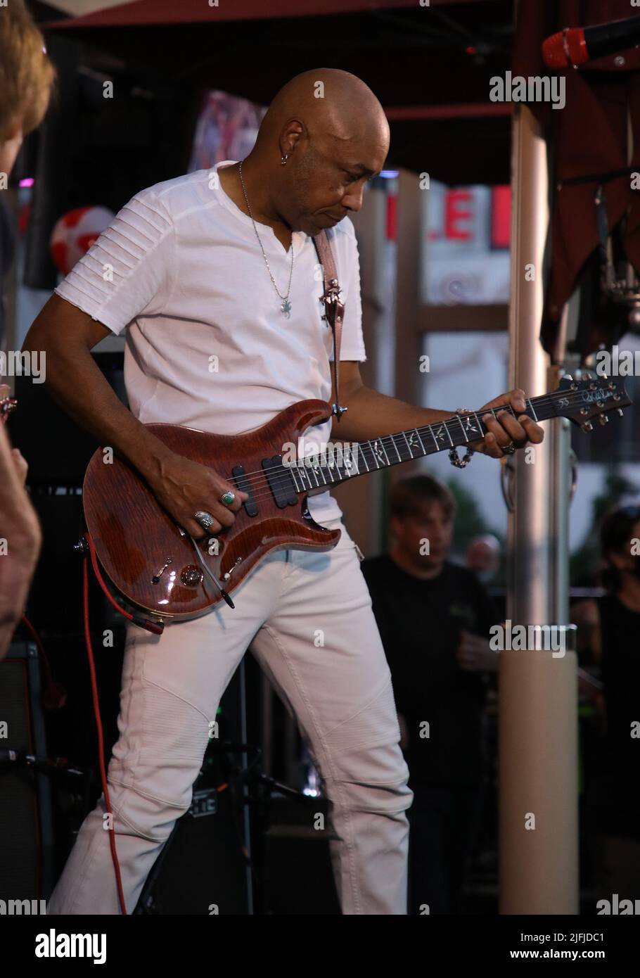 Rock Legend, Spirits Pioneer Sammy Hagar starten Sammy's Beach Bar ...
