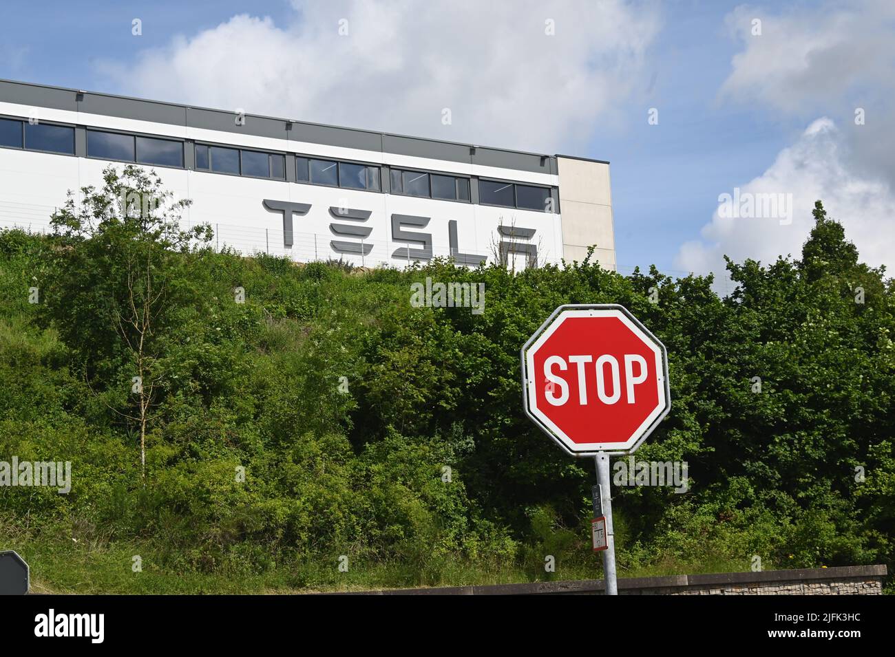 25. Juni 2022, Rheinland-Pfalz, Prüm: Stoppschild vor dem Logo ...