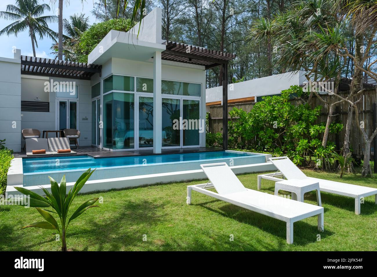 Modernes Haus mit Pool, moderne Poolvilla am Strand, Luxusvilla ...