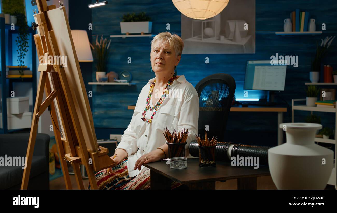 Portrait von Senior Artist Zeichnung Vase Modell auf weißer Leinwand, mit Bleistiften und ...