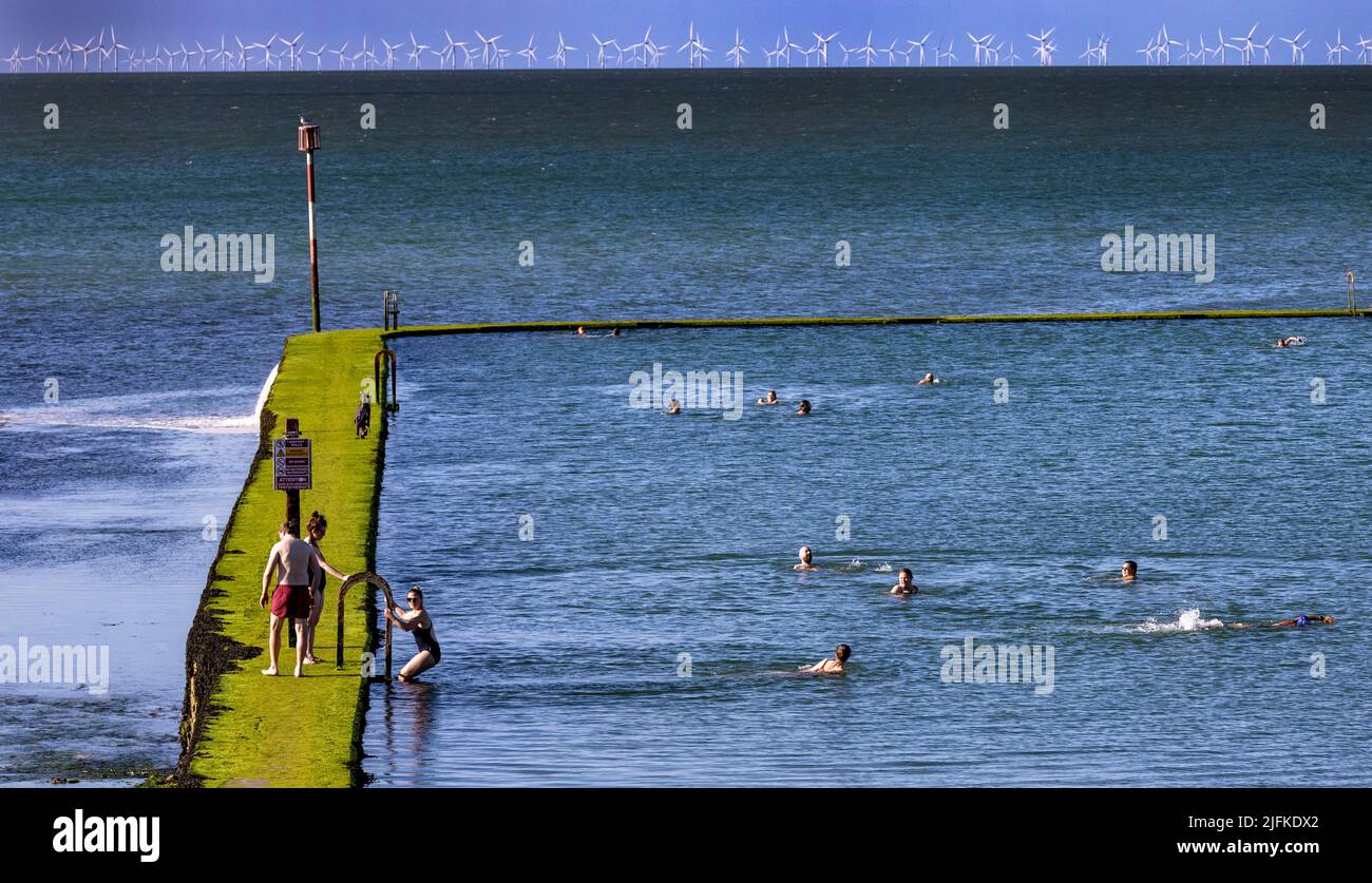 Walpole bay tidal pool -Fotos und -Bildmaterial in hoher Auflösung – Alamy