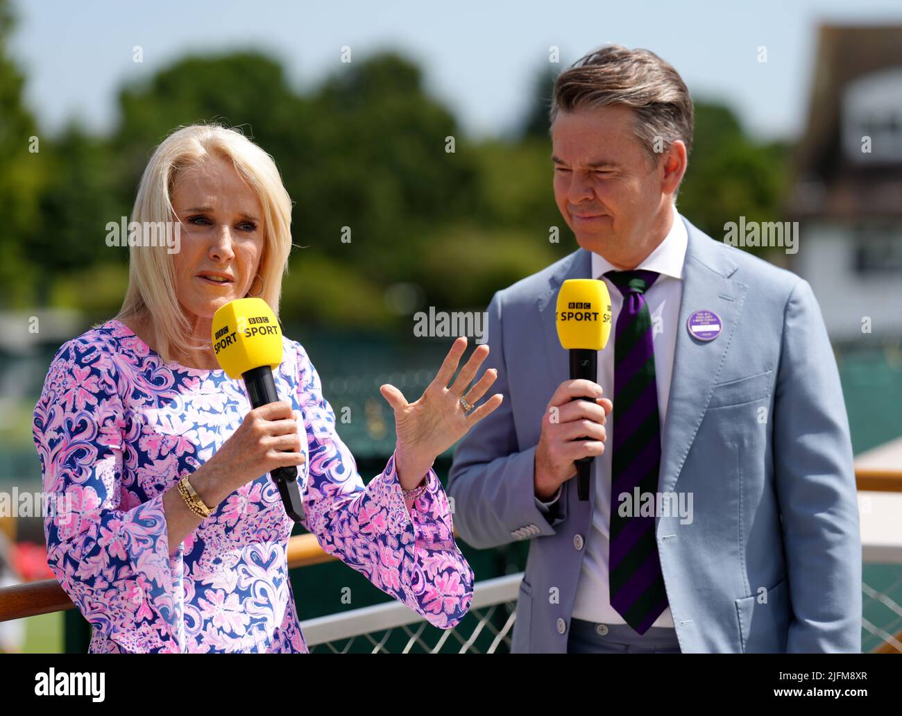 Die BBC-Moderatoren Mark Wooldridge (rechts) und Tracy Austin am achten ...