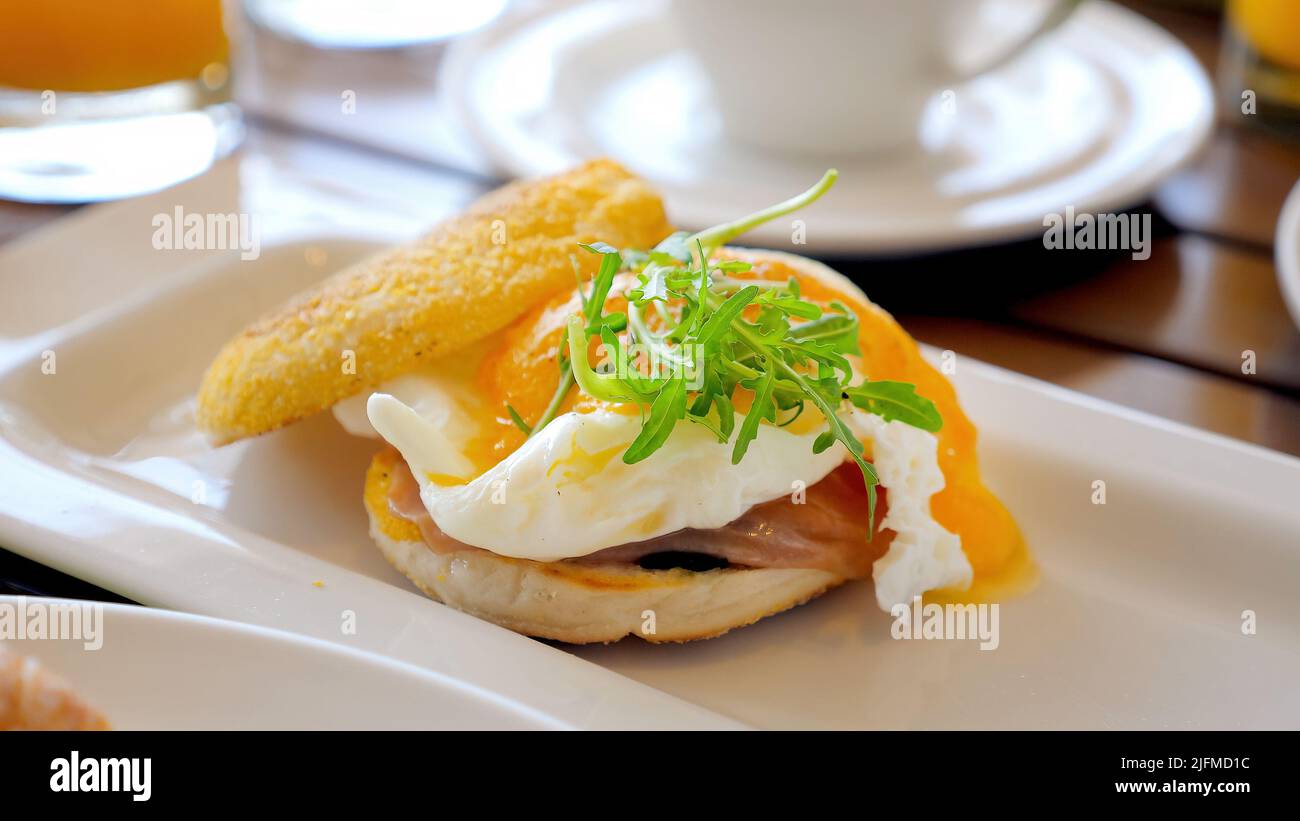 Eier benedict auf weißem hintergrund -Fotos und -Bildmaterial in hoher ...
