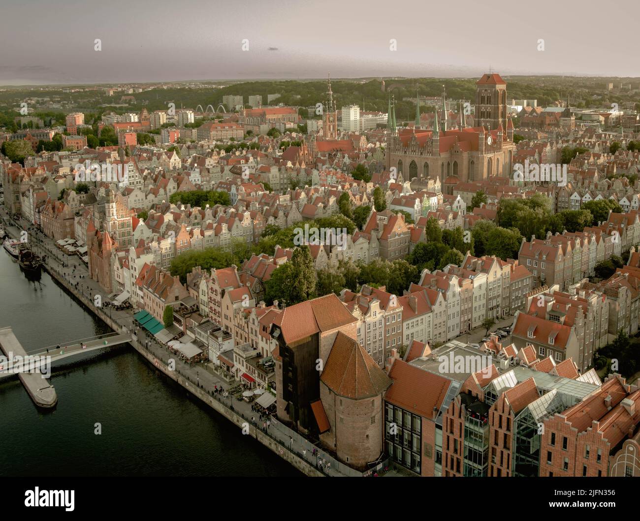 Motlawa ufer mit der alten stadt von gdansk -Fotos und -Bildmaterial in ...