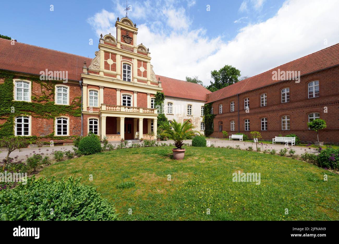 Meyenburg, Deutschland. 27.. Mai 2022. Das denkmalgeschützte Schloss Meyenburg. Die ehemalige ...