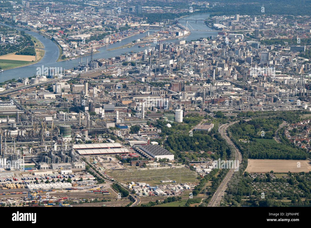 Ludwigshafen, Deutschland. 04.. Juli 2022. Die Industrieanlagen der ...