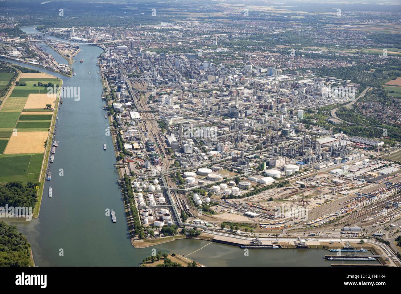 Ludwigshafen, Deutschland. 04.. Juli 2022. Die Industrieanlagen der ...