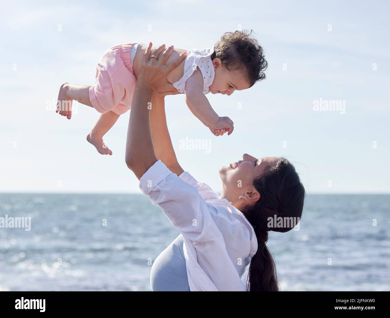Mutter heben kind -Fotos und -Bildmaterial in hoher Auflösung – Alamy
