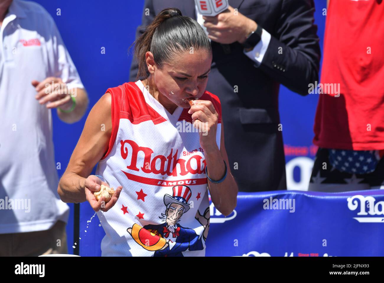Michelle Lesco beim 2022 Nathan's Famous International Hot Dog Eating ...