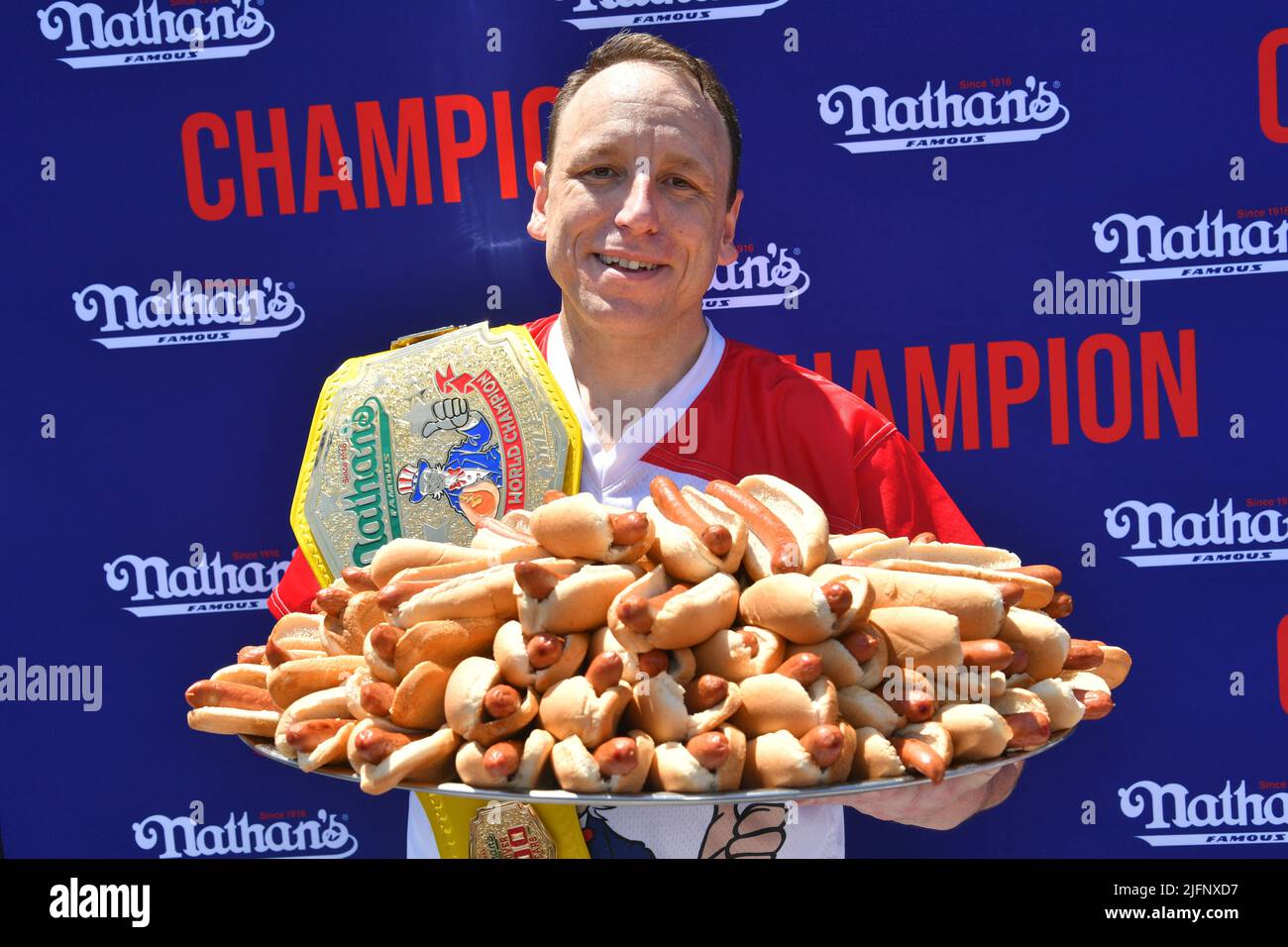 Der professionelle Wettkampfesser Joey Chestnut gewinnt seinen Titel 15 ...
