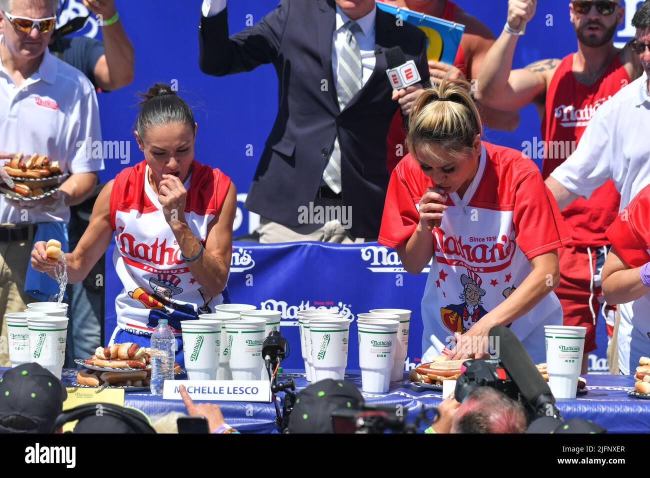 Michelle Lesco und Miki sudo beim 2022 Nathan's Famous International ...