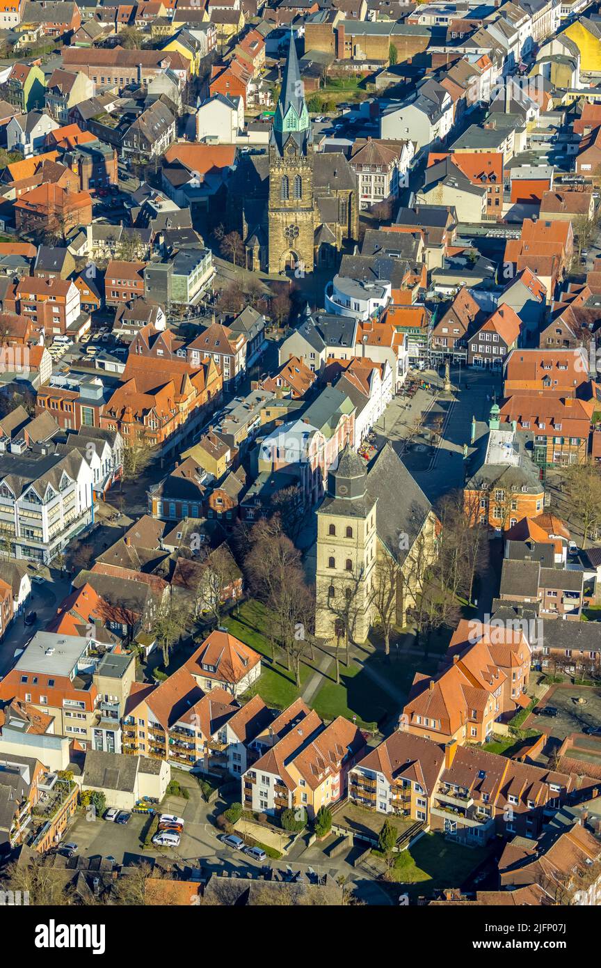 Luftaufnahme, Altstadt mit der katholischen Kirche St. Bartholomäus und ...