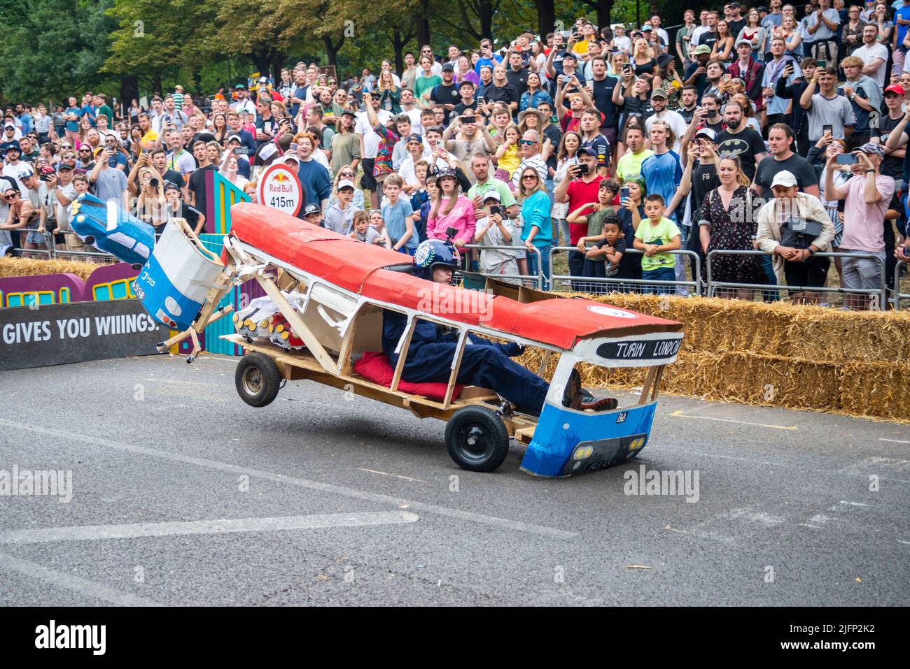 Team Blow the Doors Off Kart beim Finale des Red Bull Soapbox Race 2022 ...