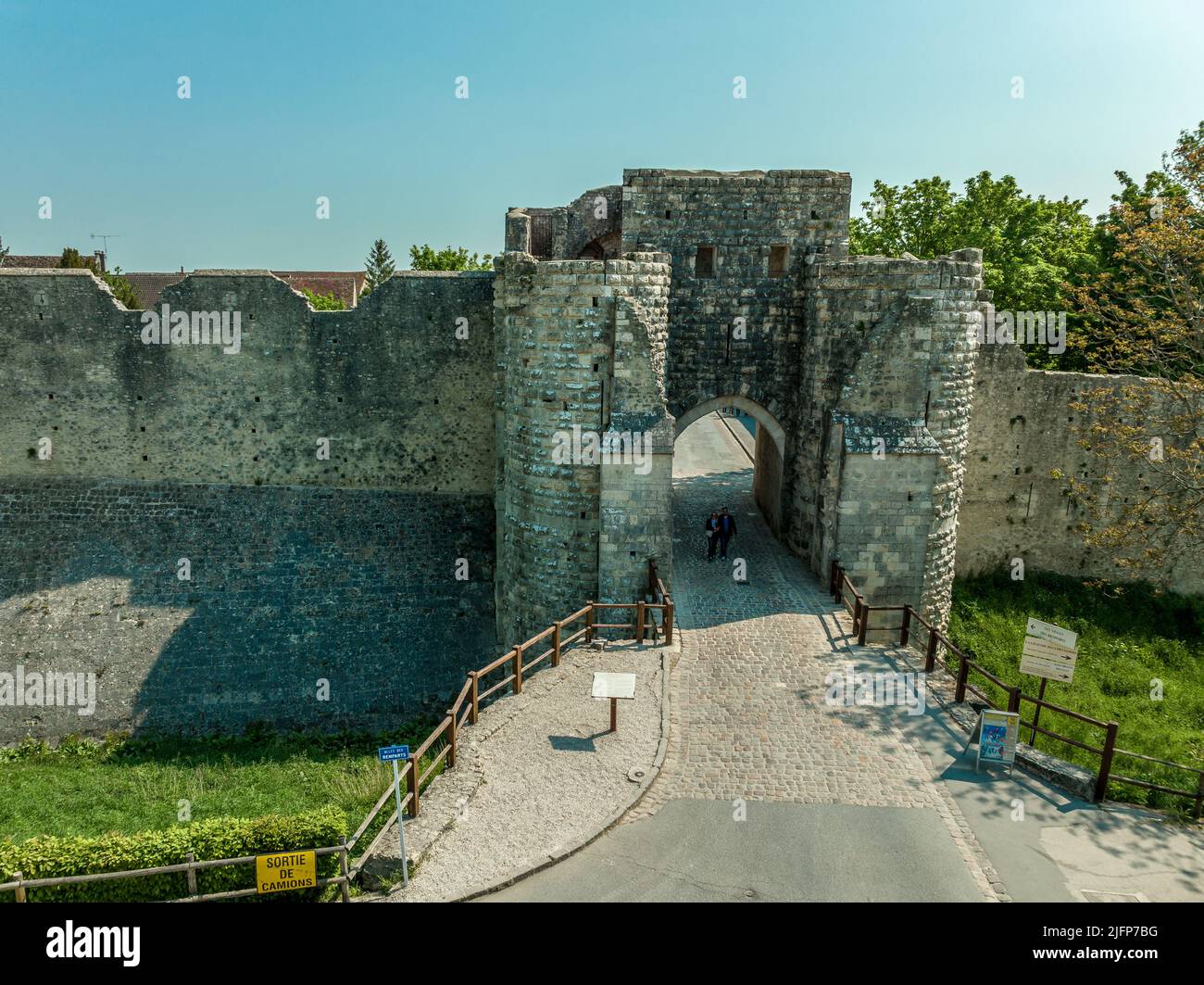 Luftaufnahme der Tour de Cesar ein mittelalterlicher Bergfried und ...