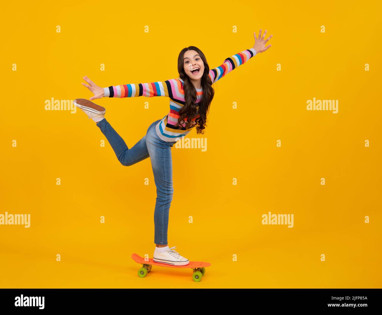 Schöne und Mode junge Teenager-Mädchen posiert mit Skateboard. Teenager ... Schöne und Mode junge Teenager-Mädchen posiert mit Skateboard. Teenager ...