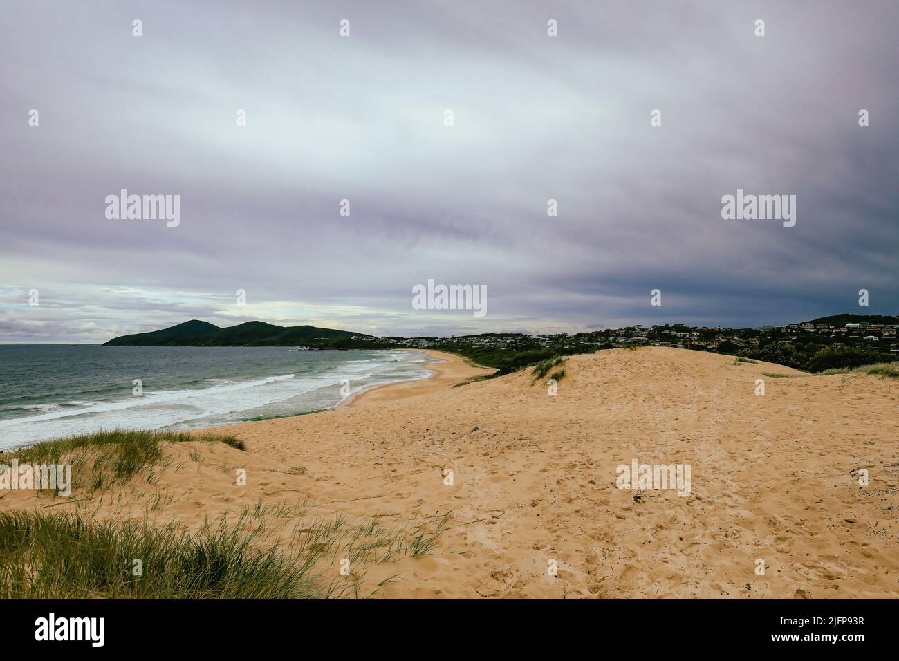 Blick von der Spitze der Sanddüne am One Mile Beach in Forster NSW ...