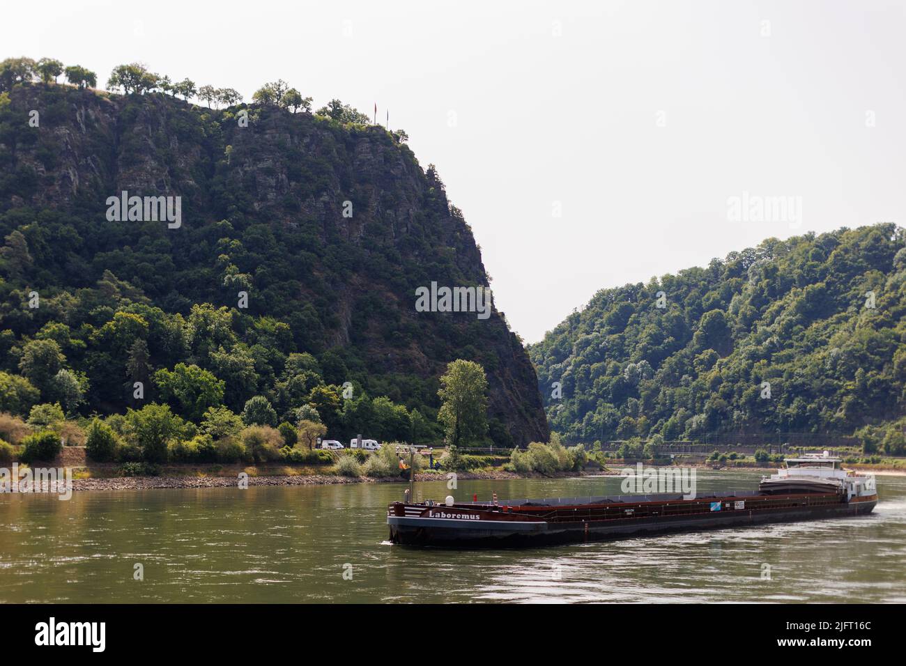 Der Loreley Rock, ein Felsvorsprung aus Fabeln und Mythen der ...