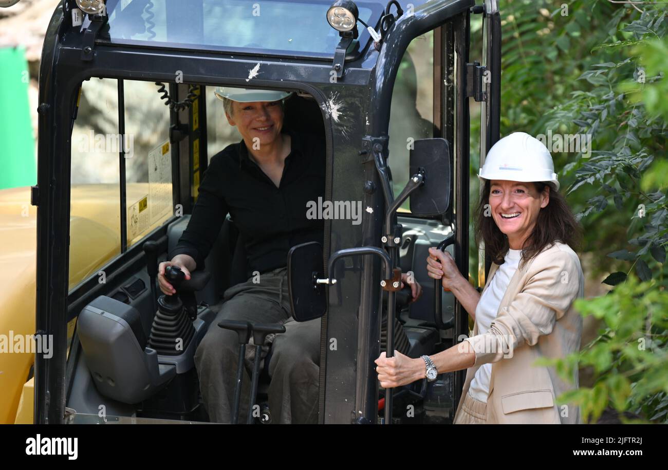 05. Juli 2022, Hessen, Frankfurt/Main: Ina Hartwig (SPD, l), Leiterin ...