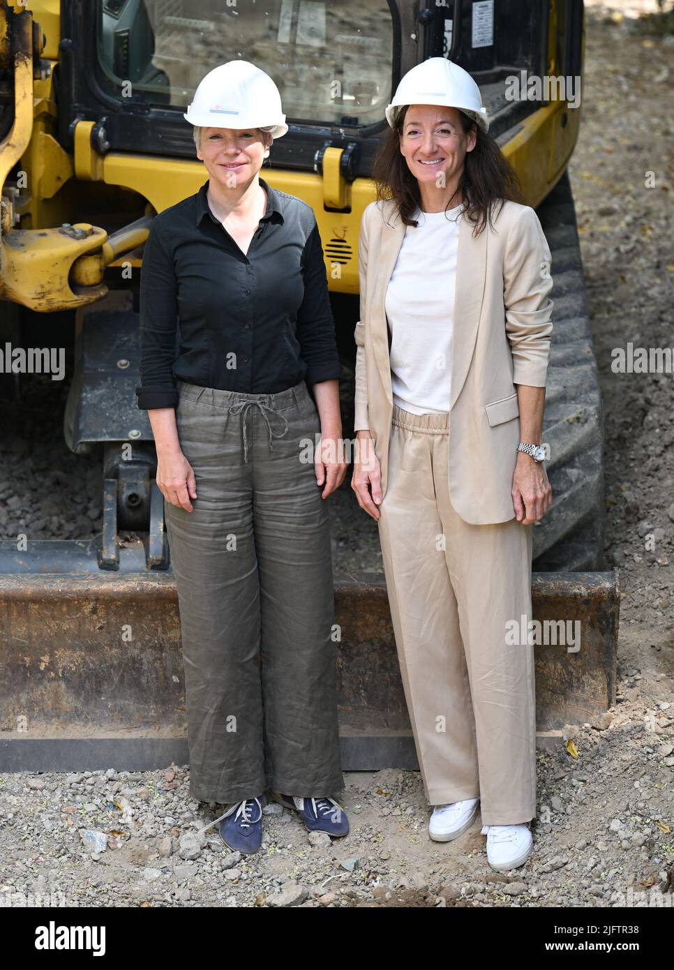 05. Juli 2022, Hessen, Frankfurt/Main: Ina Hartwig (SPD, l), Leiterin ...