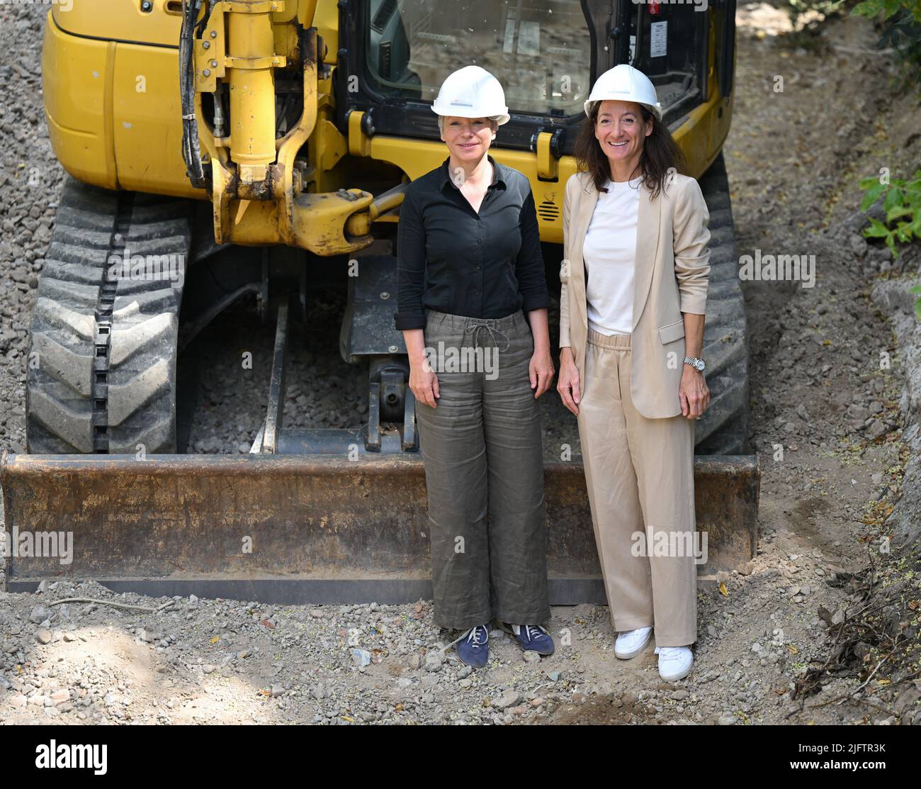 05. Juli 2022, Hessen, Frankfurt/Main: Ina Hartwig (SPD, l), Leiterin ...