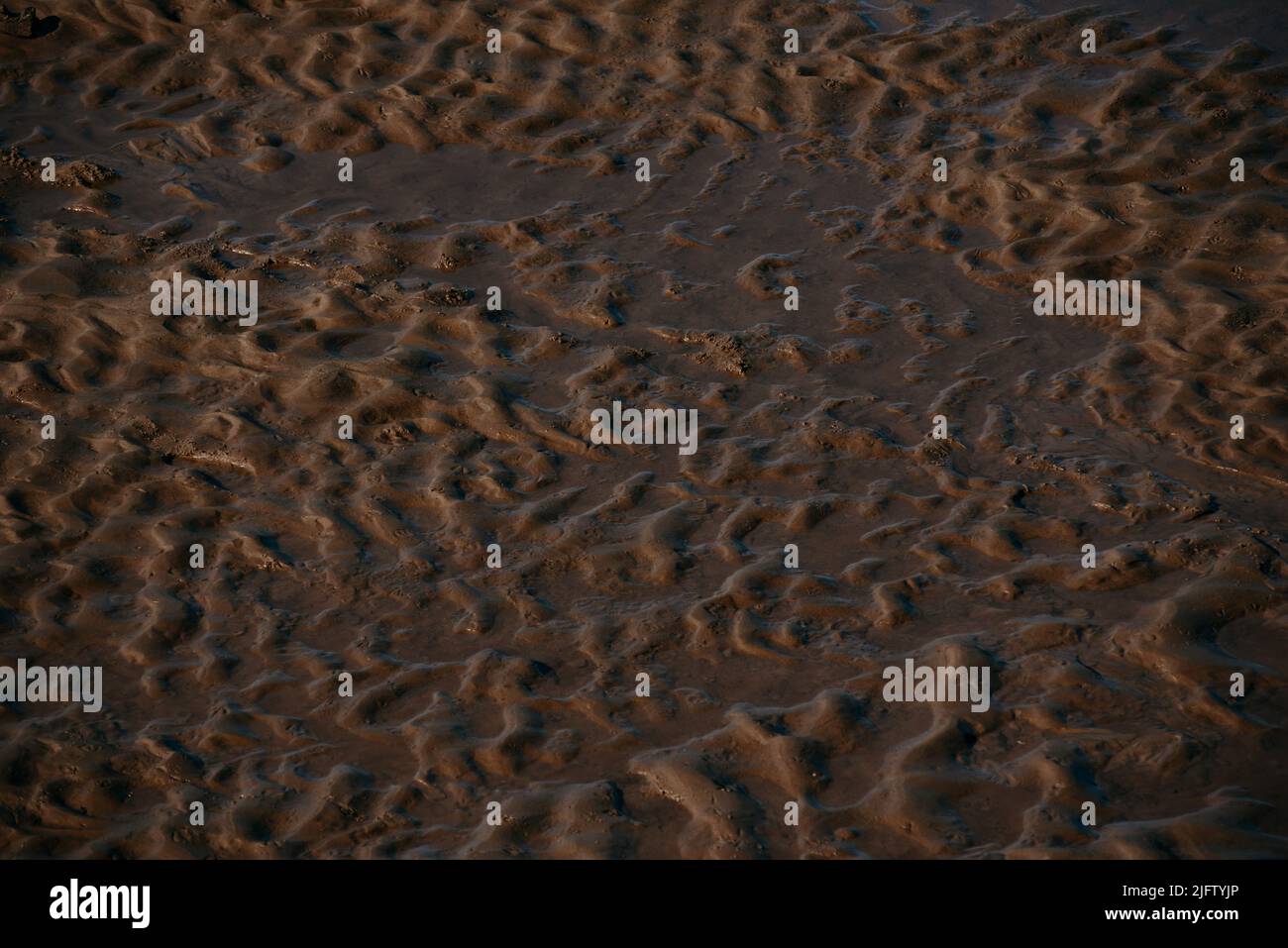 Flußabsackend. Sandiger Boden nach der Wasserverschwendung ...