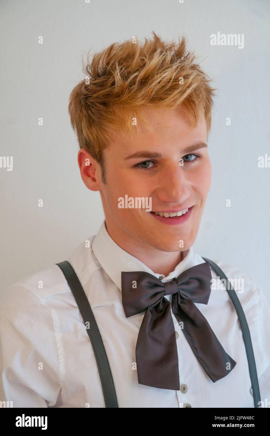 Modelo joven hombre -Fotos und -Bildmaterial in hoher Auflösung – Alamy