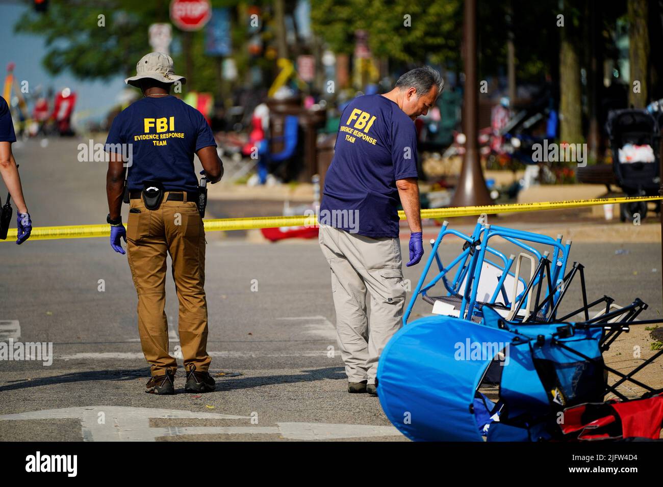 FBI-Agenten untersuchen nach einer Massenschießung bei einer Parade am ...